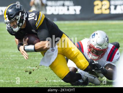 Pittsburgh Steelers quarterback Mitch Trubisky warms up before an NFL ...