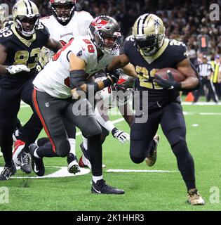 Tampa Bay Buccaneers outside linebacker David Walker blocks warren ...