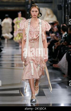 London, UK. 18th Sep, 2022. SIMONE ROCHA SS23 runway during during ...
