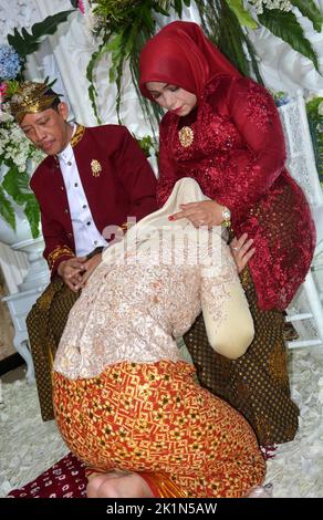 Javanese Traditional Wedding Stock Photo - Alamy