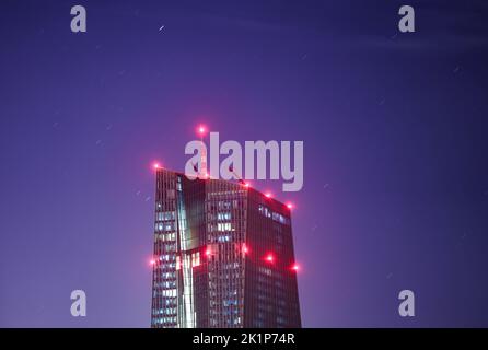 20 September 2022, Frankfurt/Main: Red lights shine on the upper part ...