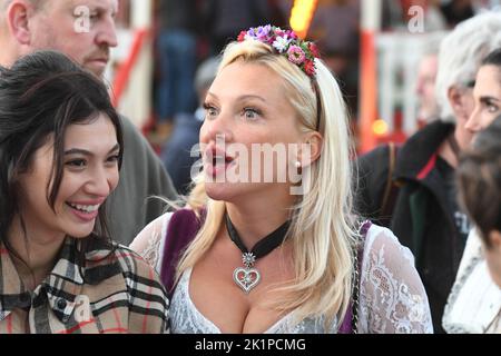Munich, Germany. 19th Sep, 2022. Sportswoman Deines Schindler (l) and ...