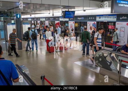 Commuters waiting for train at MRT interchange station. Singapore Stock ...
