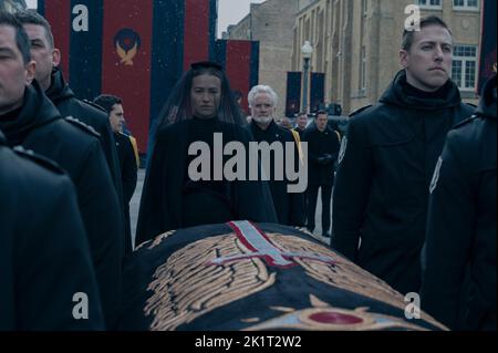 THE HANDMAID'S TALE, from left: Max Minghella, Yvonne Strahovski ...