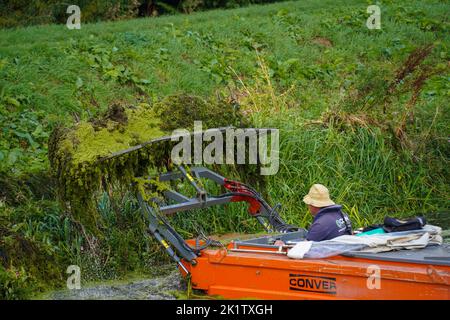 Mowing boats, Conver, weed, grass, plant growth, embankments, waterways ...