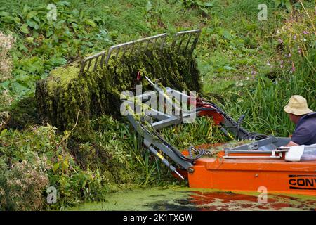 Mowing boats, Conver, weed, grass, plant growth, embankments, waterways ...