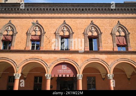 Corte Isolani portico, Piazza Santo Stefano, Bologna, Emilia-Romagna ...