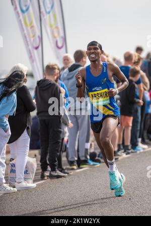 Marathon runners clapping, cheering Stock Photo - Alamy