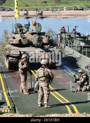 21st Sep, 2022. S. Korea-U.S. joint river-crossing drill K2 tanks cross ...