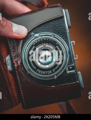 Old vintage camera, Prontor II Stock Photo - Alamy