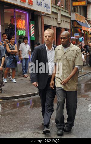 BRUCE WILLIS, MOS DEF, 16 BLOCKS, 2006 Stock Photo - Alamy