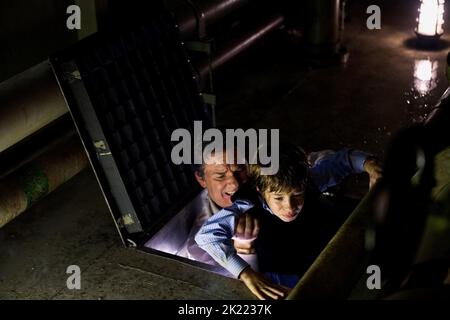 KURT RUSSELL, JIMMY BENNETT, POSEIDON, 2006 Stock Photo - Alamy