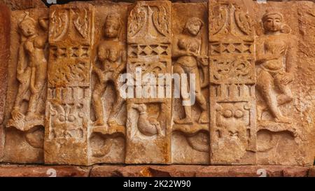 Sculpture of Man and Women on the Undeshwar Mahadev Temple, Bijolia ...