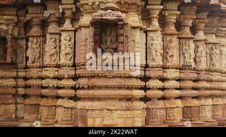 Carved Sculptures on the Undeshwar Mahadev Temple walls, Bijolia ...