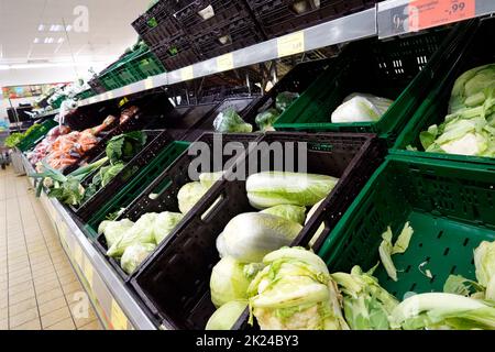 Obst- und Gemüsetheke bei einem Discounter mit viel Plastik als ...
