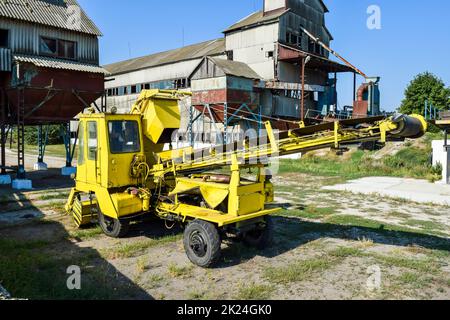 The grain loader is yellow near the grain terminal Stock Photo - Alamy