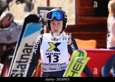 Jenny Nowak (Deutschland) bei der Qualifikation / Provisorischer Sprung ...