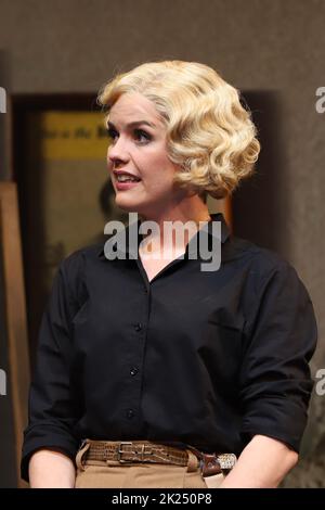 "Dat Frollein Wunner" Nele Larsen, Cem Lukas Yeginer, Ohnsorg Theater ...