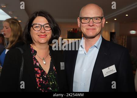 Dr. Annette Eckhardt (GF Xtal Concepts GmbH) und Peter Eckhardt ...