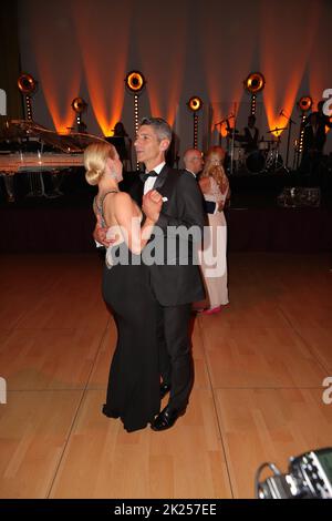 Isabel Edvardsson mit Ehemann Marcus Weiß bei der Haute Couture ...