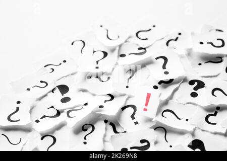 Pile of question mark signs scattered around Stock Photo - Alamy