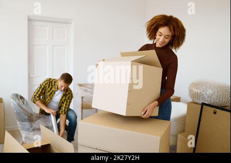 Happy couple packing beginnings before home moving Stock Photo - Alamy