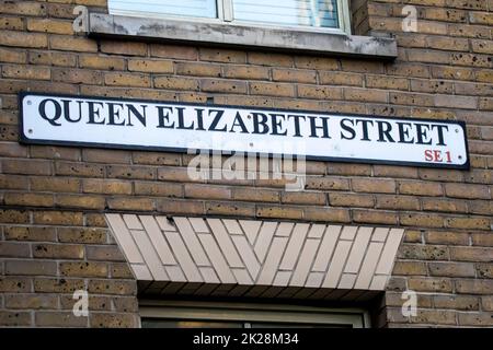 London, UK - September 17th 2022: The Queue on Queen Elizabeth Street ...