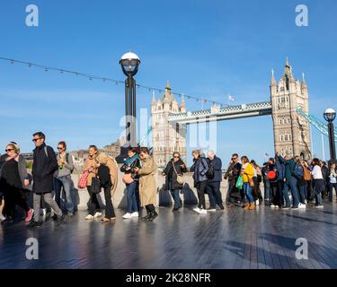 London, UK - September17th 2022: The Lying-in-State queue to see Queen ...