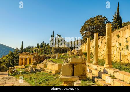ancient world, Greece, religion, Oracle of Delphi, priest Pythia during ...