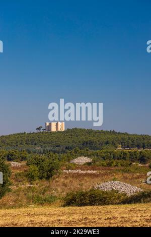 Octagonal castle, landmark of the region, Castel del Monte, Puglia ...