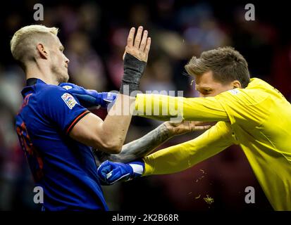 WARSAW - (lr) Poland goalkeeper Wojciech Szczesny, Wout Weghorst of ...