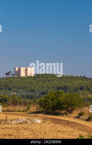 Octagonal castle, landmark of the region, Castel del Monte, Puglia ...