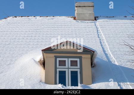Roof of the house covered with snow Stock Photo - Alamy