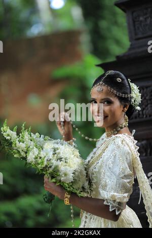 Sri Lankan Kandyan Couple Stock Photo - Alamy