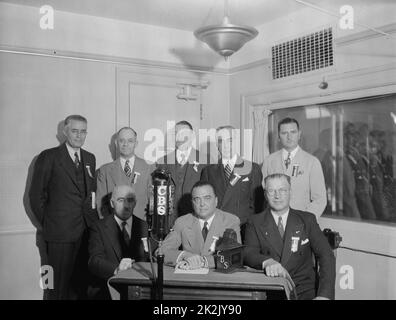 1930s J. EDGAR HOOVER DIRECTOR OF FBI HOLDING AIMING THOMPSON ...