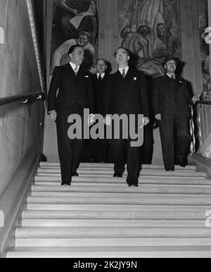 1930s J. EDGAR HOOVER DIRECTOR OF FBI HOLDING AIMING THOMPSON ...