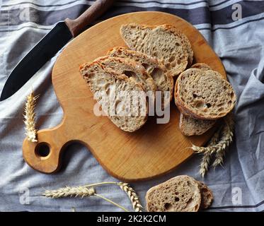 freshly baked Sliced rye bread on cutting board Stock Photo - Alamy