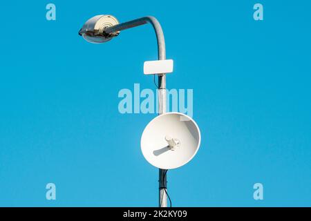 A light pole equipped with a transmitter with antennas for wireless ...