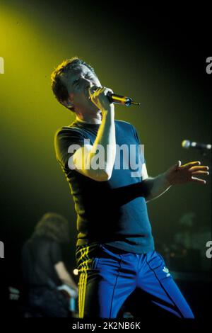 THUNDER Danny Bowes The Shepherd's Bush Empire, London 3 June 1999 ...