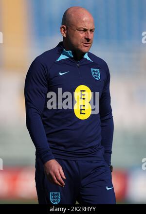 England head coach Lee Carsley instructs players during a squad ...