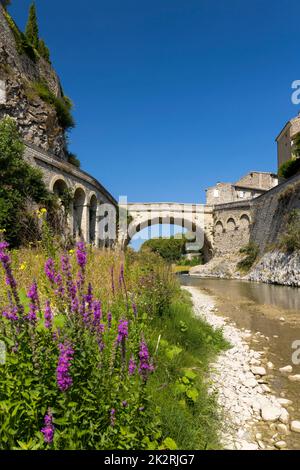 Pont Romain, Vaison la Romaine, departement Vaucluse, Provence, France ...
