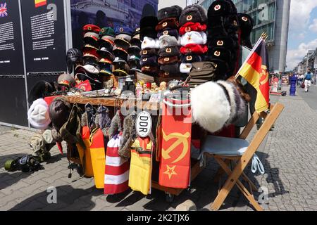 Ostblock-Militaria als Souvenir im Strassenverkauf Stock Photo - Alamy