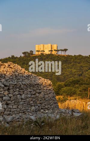 Octagonal castle, landmark of the region, Castel del Monte, Puglia ...