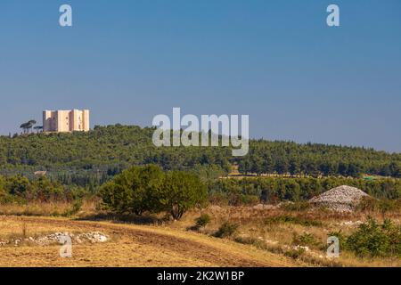 Octagonal castle, landmark of the region, Castel del Monte, Puglia ...