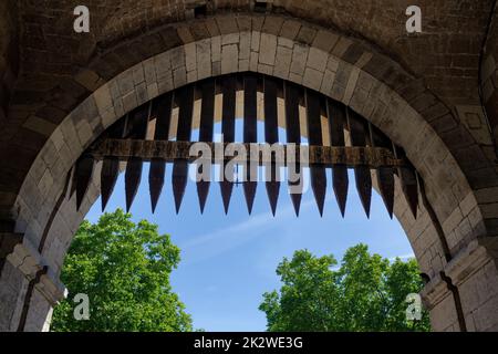Portcullis entrance gate to medieval castle Stock Photo - Alamy