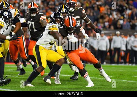 Cleveland Browns linebacker Devin Bush (30) runs with the ball during ...