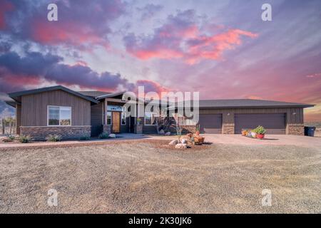 A luxury home in arizona at sunset Stock Photo - Alamy