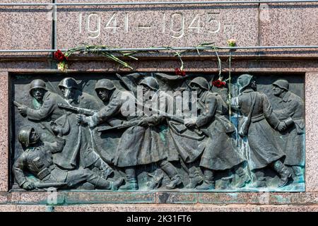 Soviet memorial in Dresden, memorial to the Red Army on Olbrichtplatz ...