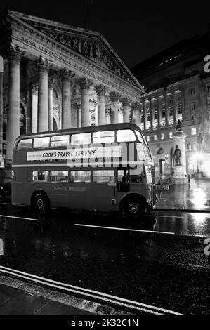 Buses outside the Bank of England, Threadneedle Street Stock Photo - Alamy