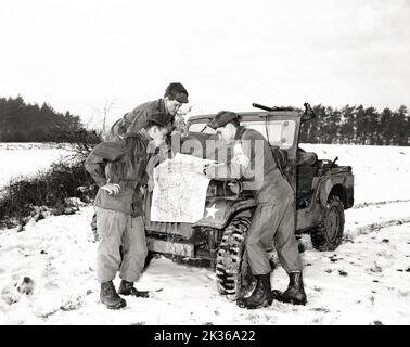 Sgt Elvis Presley briefs his reconnaissance team before moving out ...